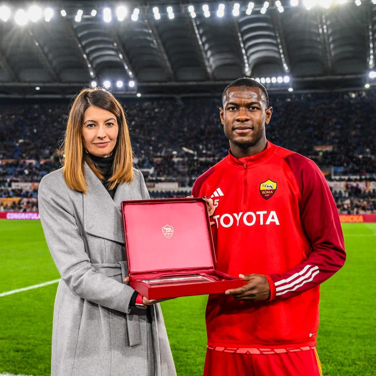 AS Roma : Evan Ndicka reçoit des honneurs au Stadio Olimpico ...