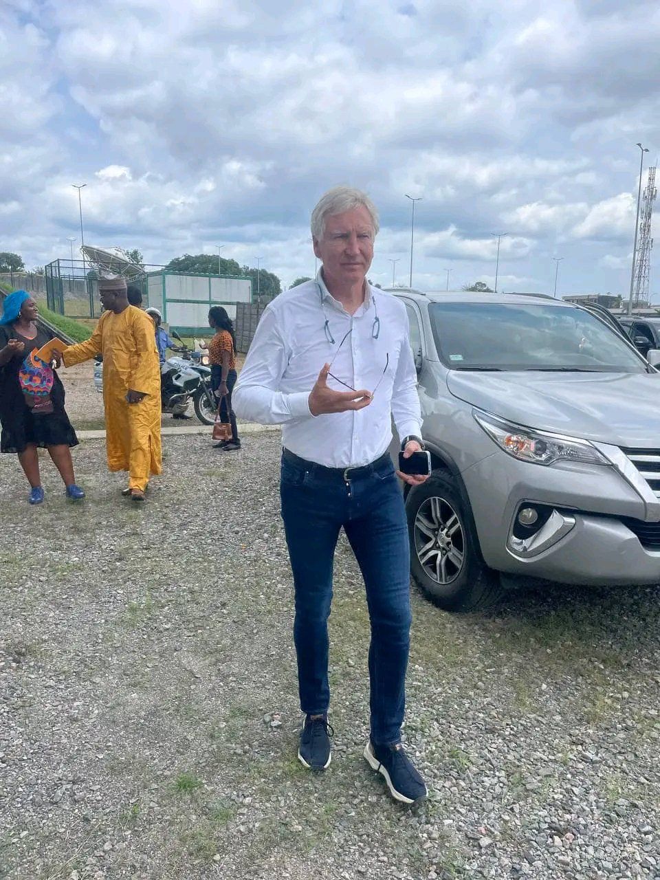 Cameroun : Marc Brys en visite au stade de réunification à Bepanda