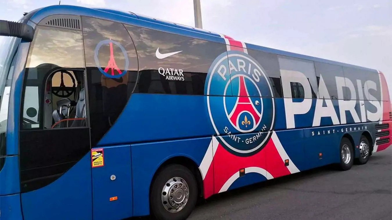 L’arrivée du bus des joueurs du PSG au Signal Park sous les sifflets ...
