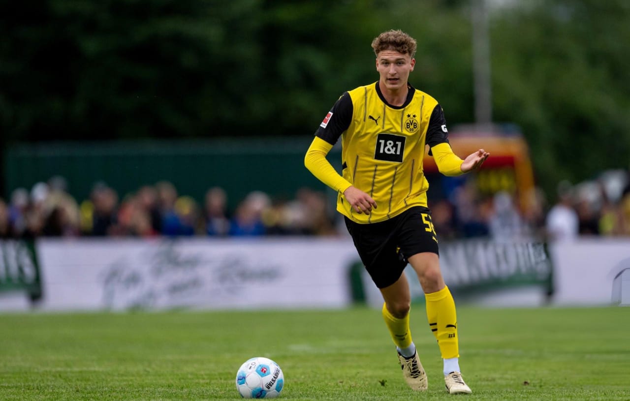 Algérie - Borussia Dortmund : Elias Benkara, une solution envisagée pour la défense des Verts ...