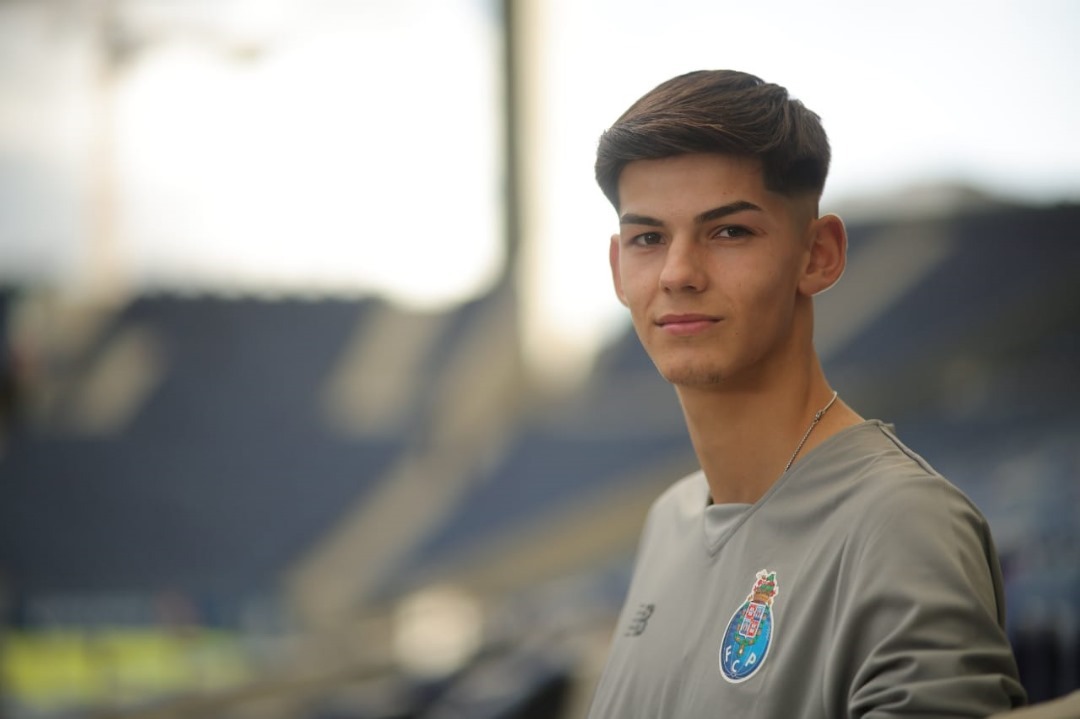 FC Porto : Francisco Barroso signe son premier contrat professionnel - AfricaFootUnited