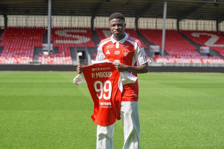 Transfert : le Stade Brestois signe Pathé Mboup - AfricaFootUnited
