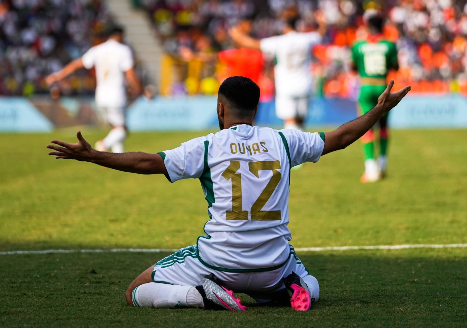 Coupe Arabe Algérie : Adam Ounas plombe l’équipe avec son carton rouge - AfricaFootUnited